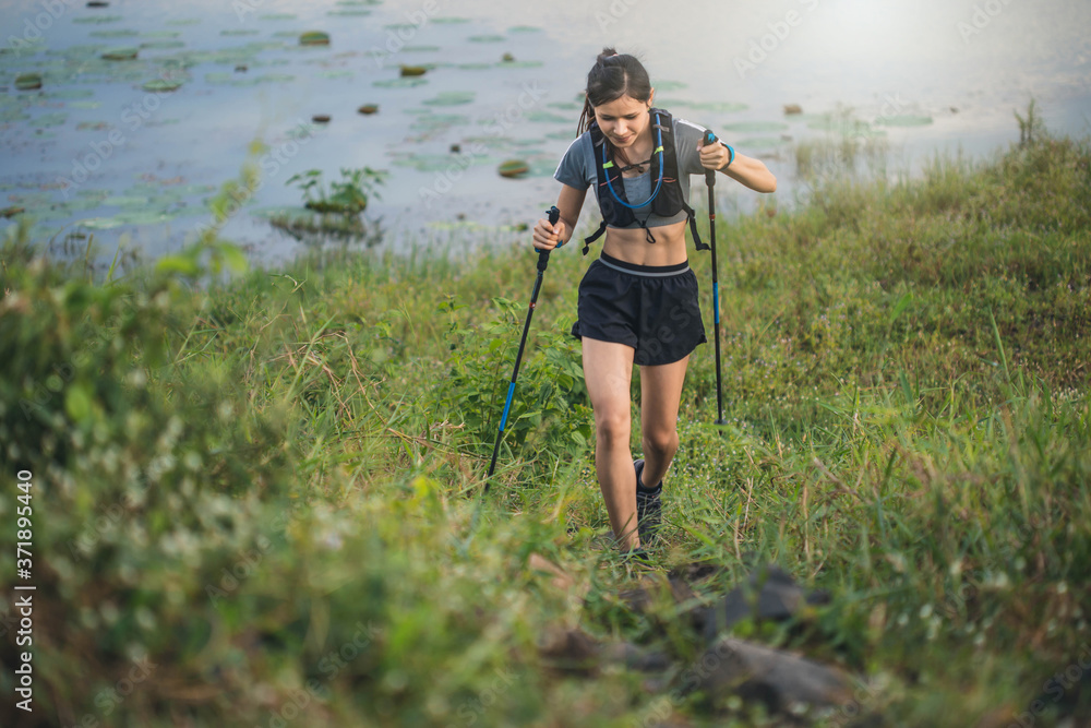 Foto de Outdoor trail running in early sunrise concept for exercising ...