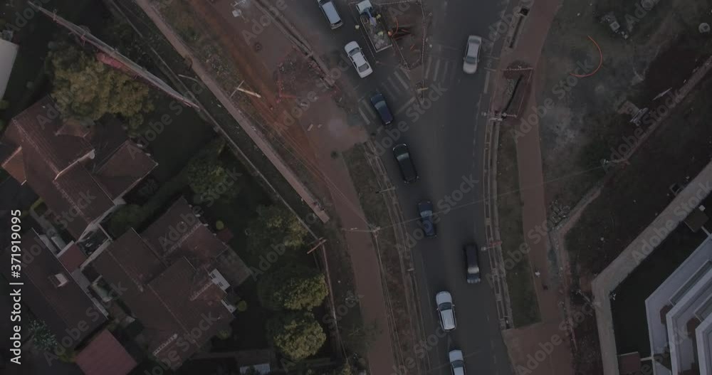 Top down aerial video of busy roundabout in Nairobi, Kenya vídeo de ...