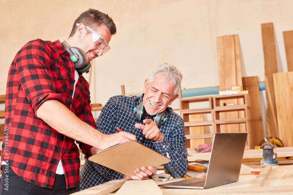 Handwerker Team mit Checkliste hat eine Idee Stock Photo | Adobe Stock