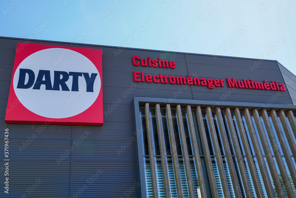 Foto de Darty logo and text sign in building facade entrance of shop ...