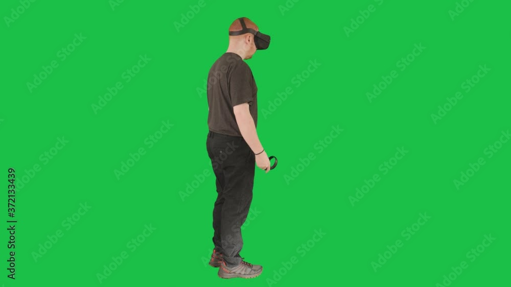 Stockvideo Greenscreen teen male using innovative Oculus Quest virtual ...