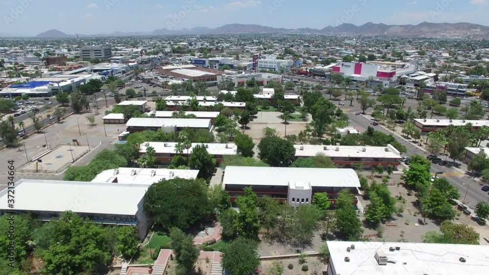 Vista aérea sobre la UNISON en Hermosillo, Sonora. El drone volando ...