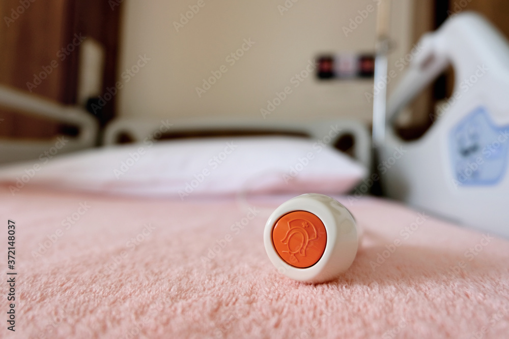Foto de Nurse alarm button on a hospital bed where patients can alert ...