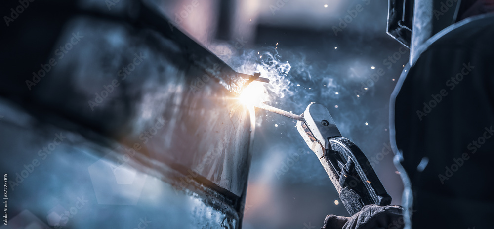 Foto de Industrial welder welding fabricated construction in factory ...