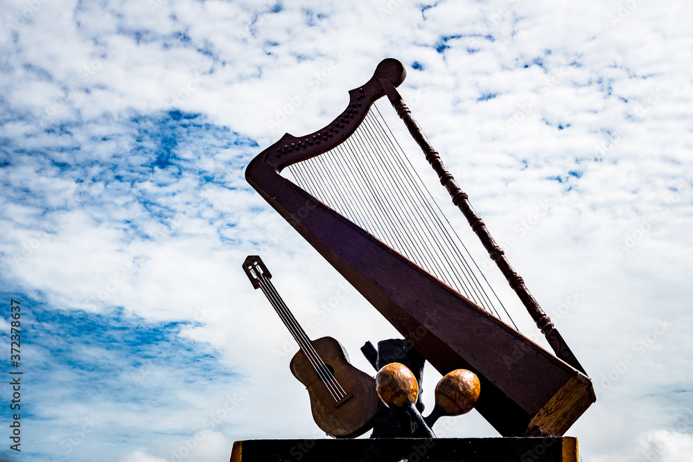 Monumento de arpa y guitarra llanera en Puerto Carreño en Vichada ...