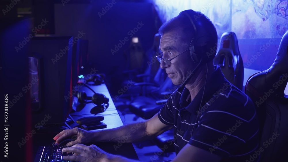 Foto de Old man gamer is emotionally playing and losing in a computer ...