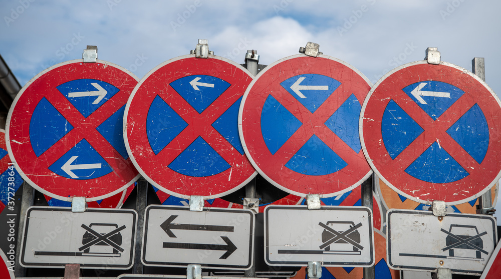 Verkehrszeichen, Halteverbotsschilder in einem Depot Stock Photo ...