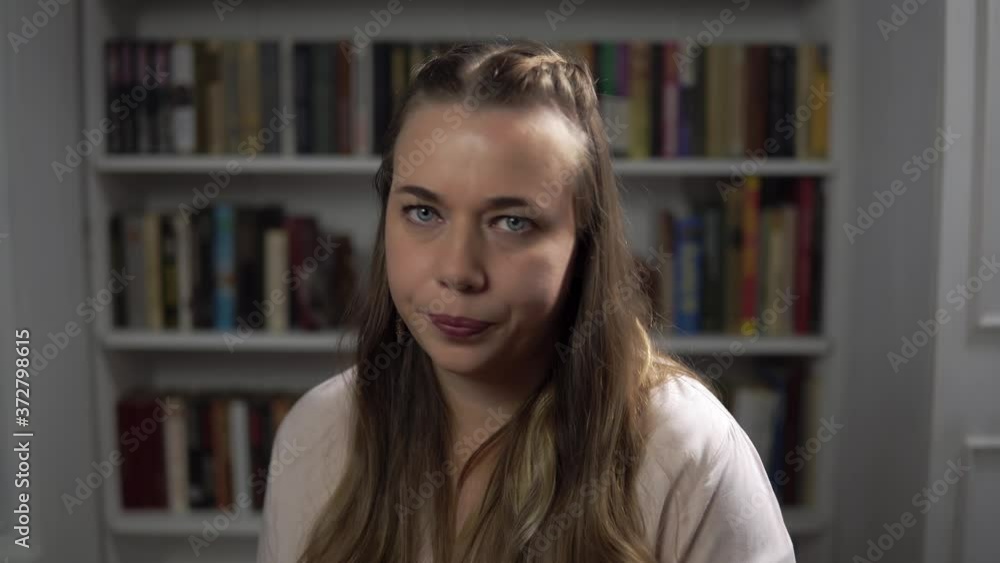 Vidéo Stock Woman psychologist negative nods and says no portrait ...