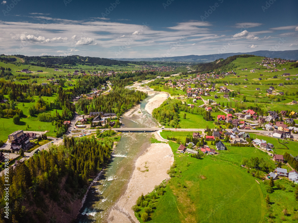 Foto de Drone photo of Bialka River with view to the Tatra Mountains ...