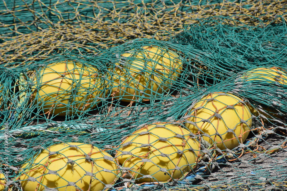 Red de pesca extendida sobre el puerto de un pueblo típicamente ...