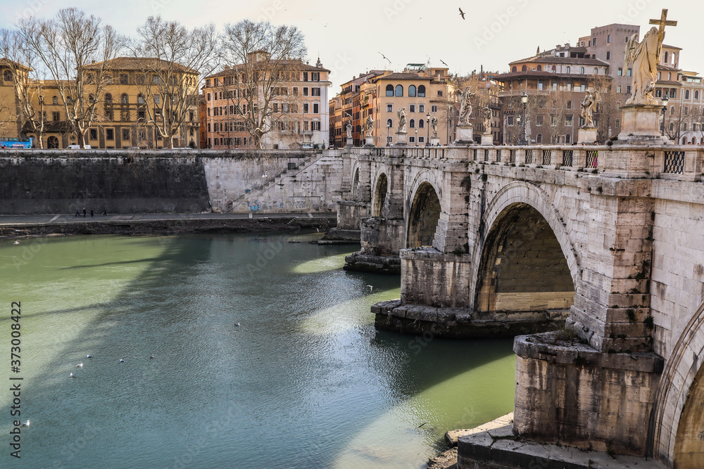 Ponte antiga sobre o rio na cidade de Roma com a sombra refletindo na ...