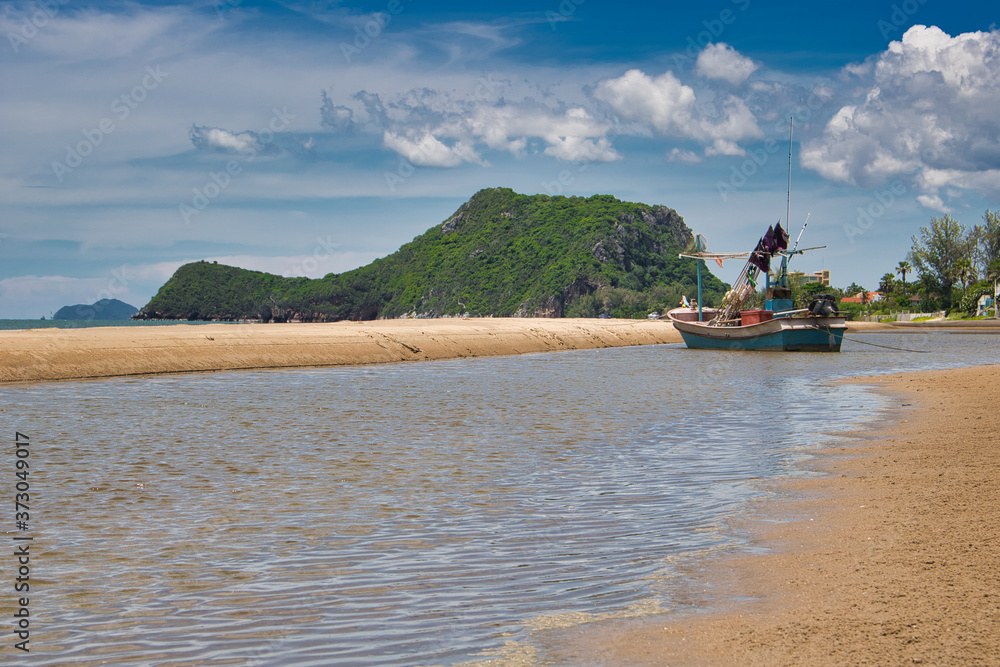 This unique photo shows a fishing boat running aground on the beach in ...