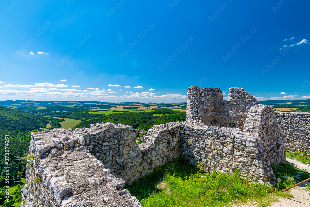 Fotka „The old ruins of castle Cachtice (Čachtice in local speak ...