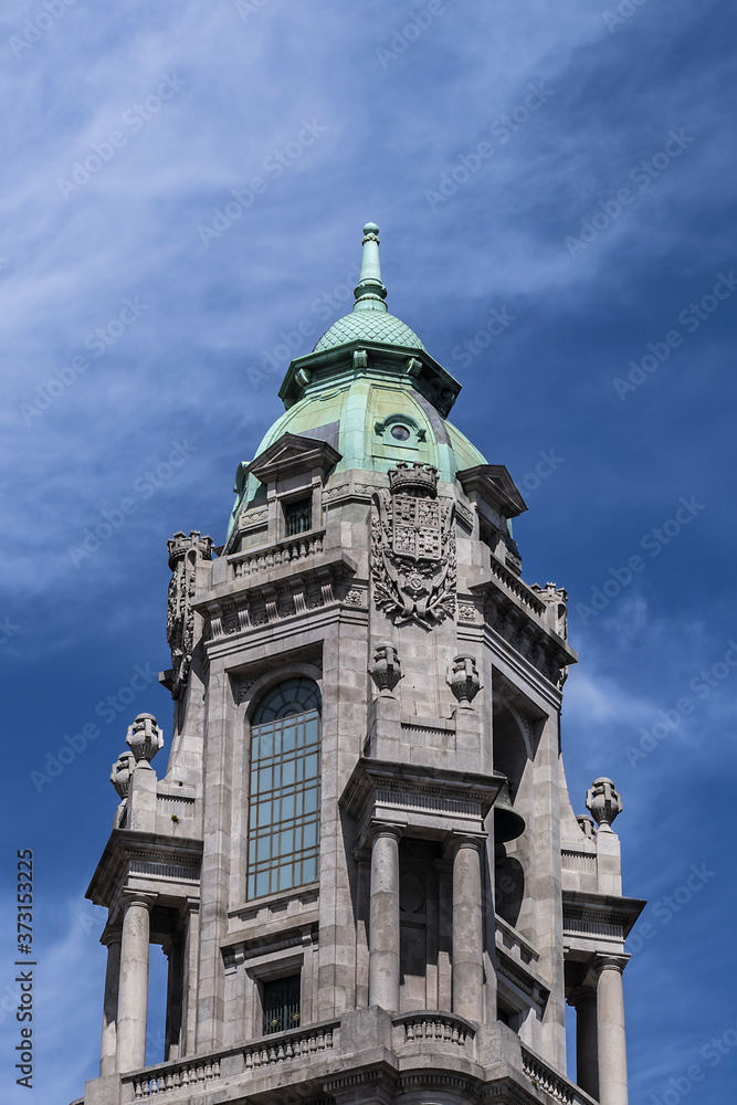 Foto de View of 70m high tower with a carillon clock at City Hall ...