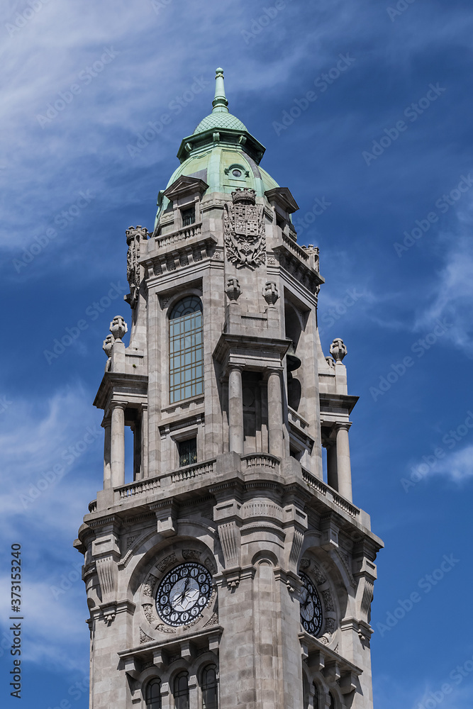 Foto de View of 70m high tower with a carillon clock at City Hall ...