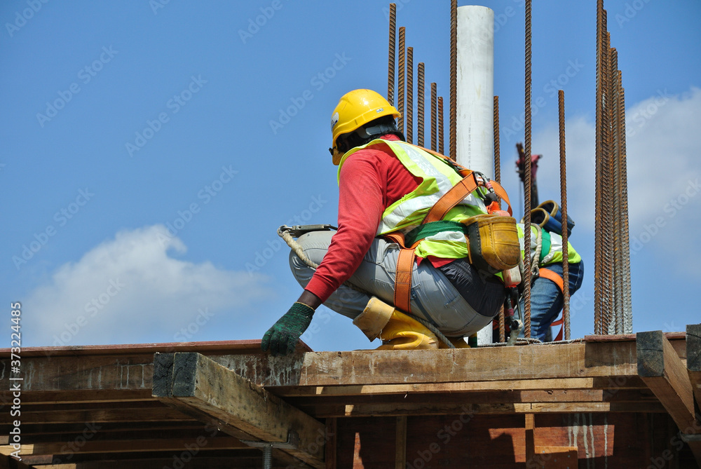 Foto de MELAKA, MALAYSIA -APRIL 6, 2016: Construction workers wearing ...