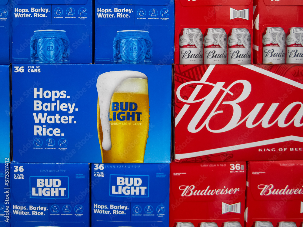 Foto de ATLANTA, GEORGIA - APRIL 13, 2019 : Bud Light and Budweiser 36 Pack beer cans on display ...