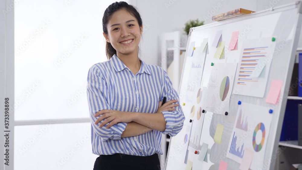 Foto de confident asian woman manager writing on whiteboard with sticky ...