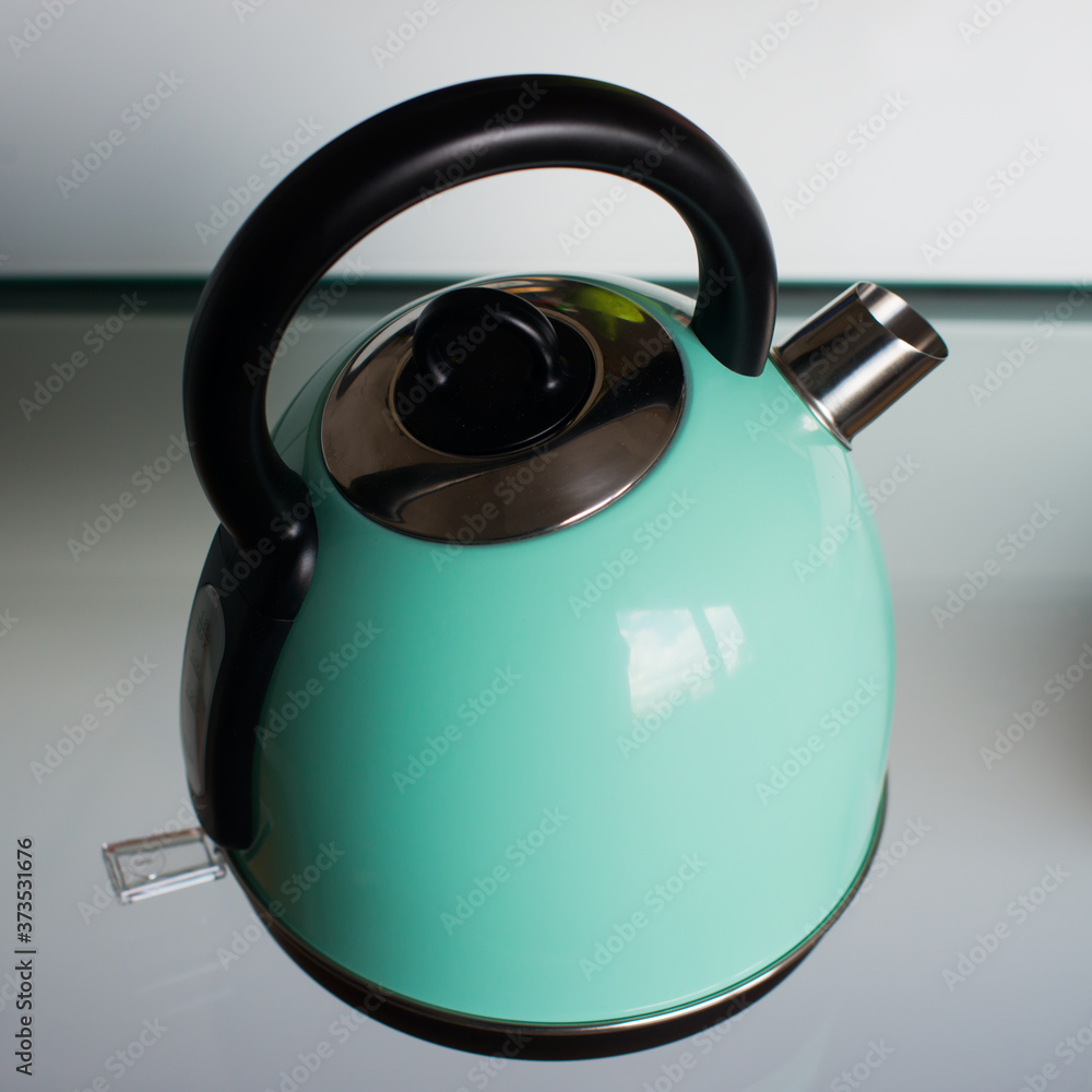 Tetera color verde de diseño tradicional Stock Photo | Adobe Stock