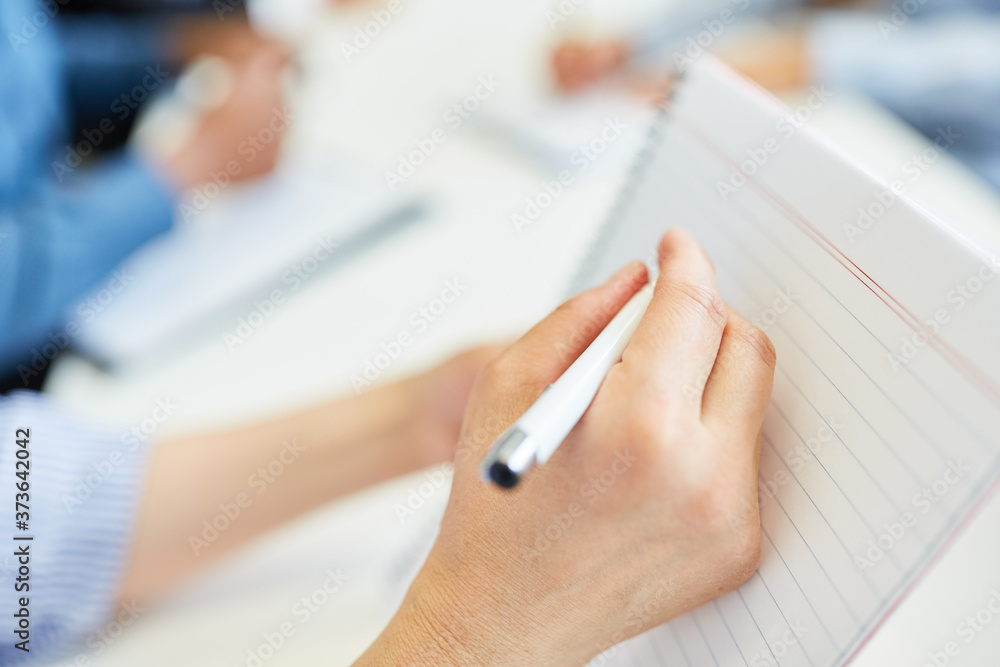 Hand von einer Geschäftsfrau macht sich Notizen Stock Photo | Adobe Stock