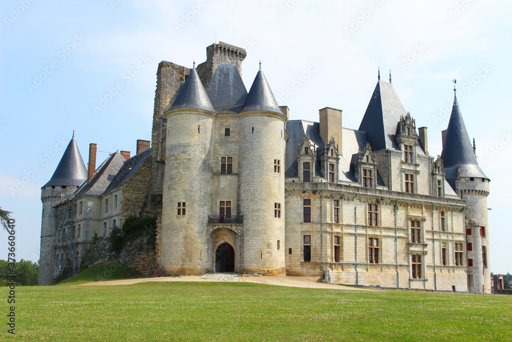 Vue de la façade du Château de La Rochefoucauld en Charente Stock Photo ...
