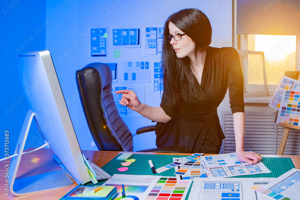 Foto de A girl selects a color solution for the program of ordering ...