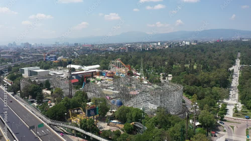 Vista aérea sobre el segundo piso del periférico con vista a la Feria ...