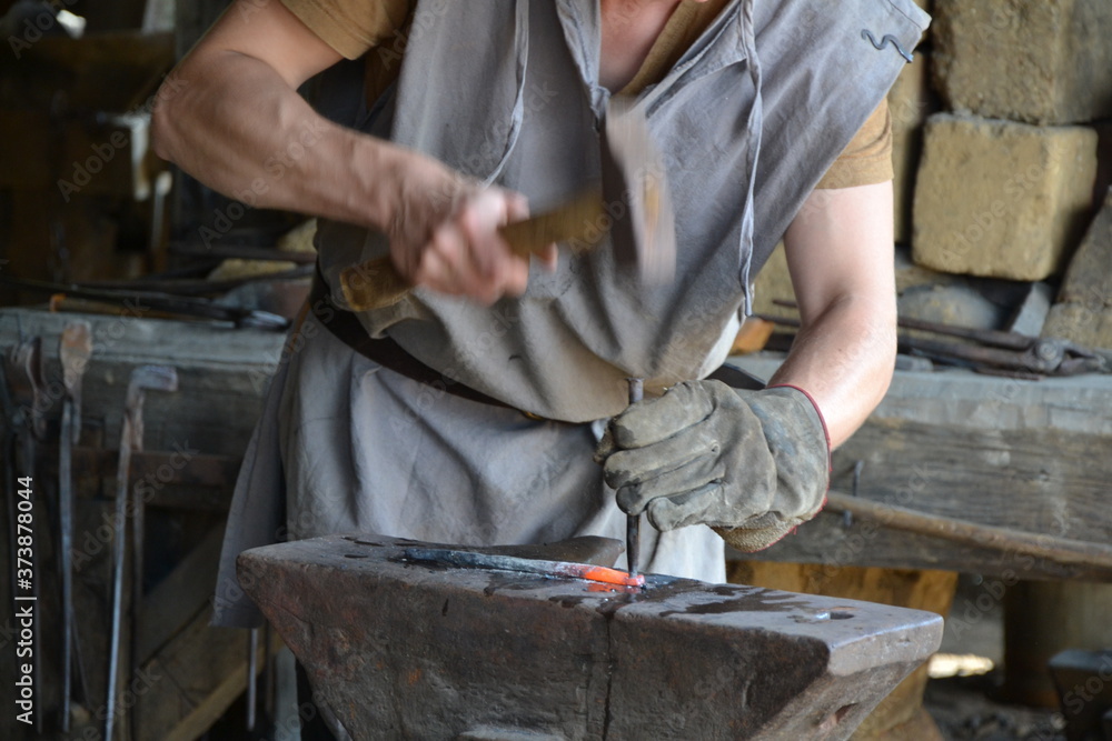 Guédelon, France, 24 aout 2014 : Forgeron au travail dans le chateau de ...