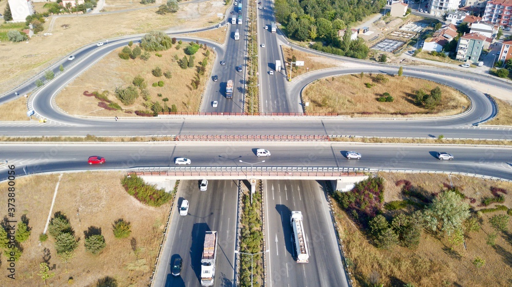 Foto de Aerial view of two lane bridge driveway. There is an roundabout ...