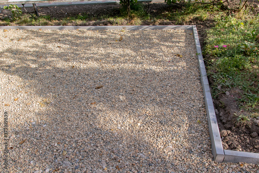 Foto de Prepared base for tiling. Stacked and tamped rubble at the base ...