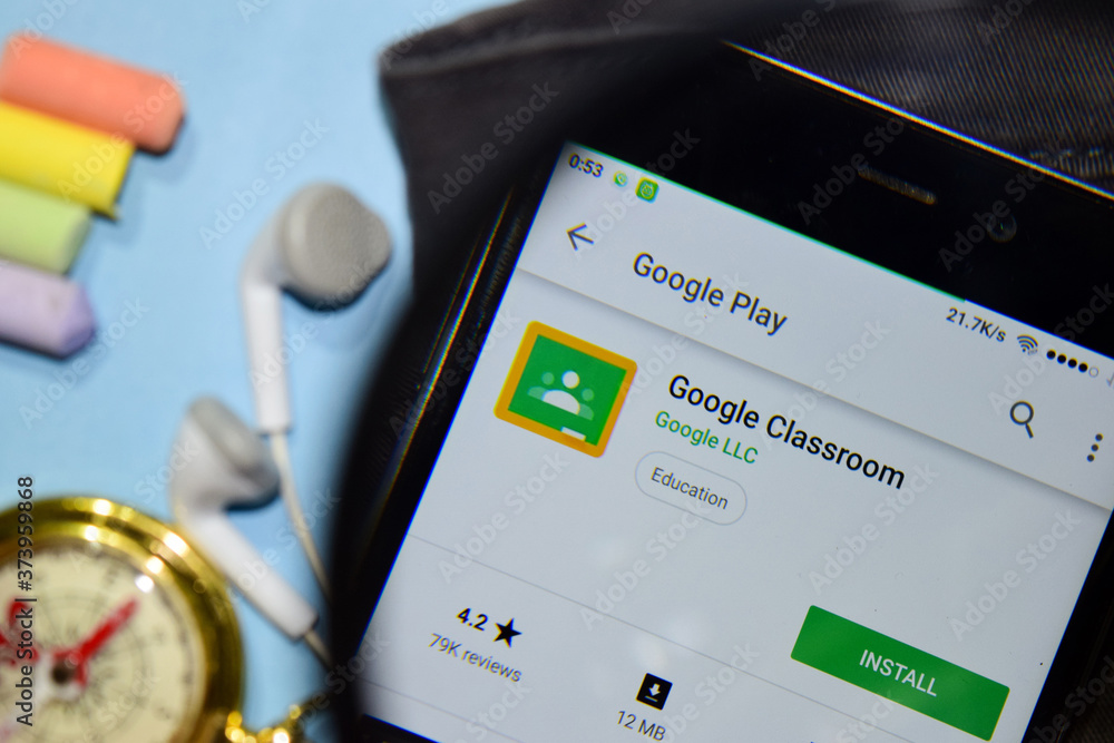 Google Classroom dev app with magnifying on Smartphone screen ...
