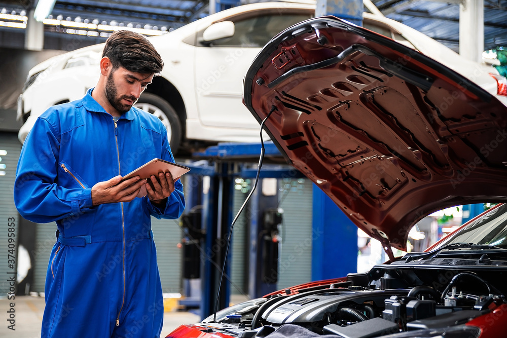 Fotografia do Stock: Mechanic in blue workwear uniform holding tablet ...