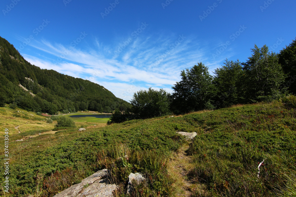Paesaggio estivo di montagna nell’Appennino modenese; veduta tra ...