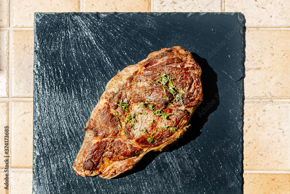 Foto de Côte de bœuf grillé au barbecue ou à la plancha cuit à point ...