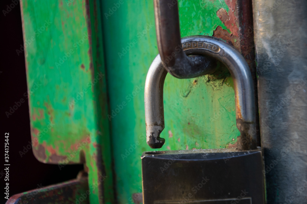 Puerta metálica con candado, en la imagen detalle de candado para ...