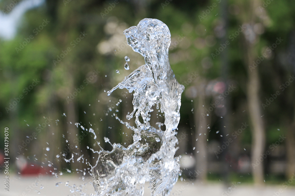 El fluir del agua, momento congelado del movimiento natural de un ...