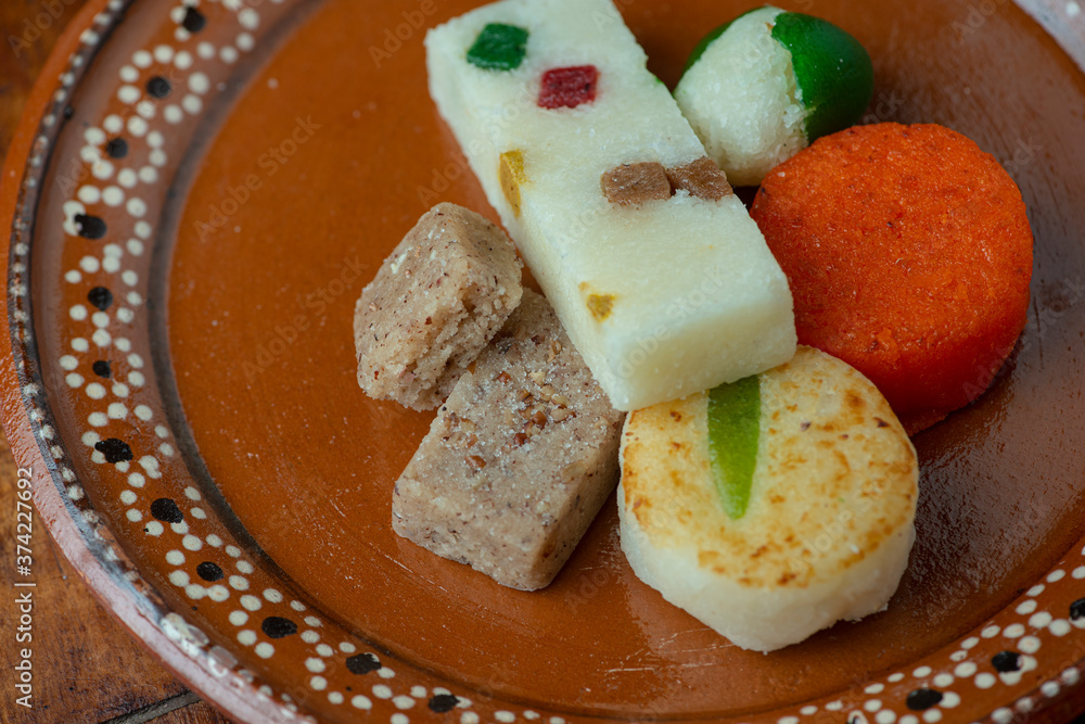 Cocadas dulces mexicanos tradicionales de coco leche y azúcar frutas ...