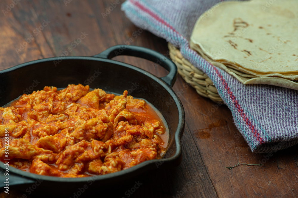 huevo guisado en salsa roja jitomate picante mexicano sabroso sazón ...