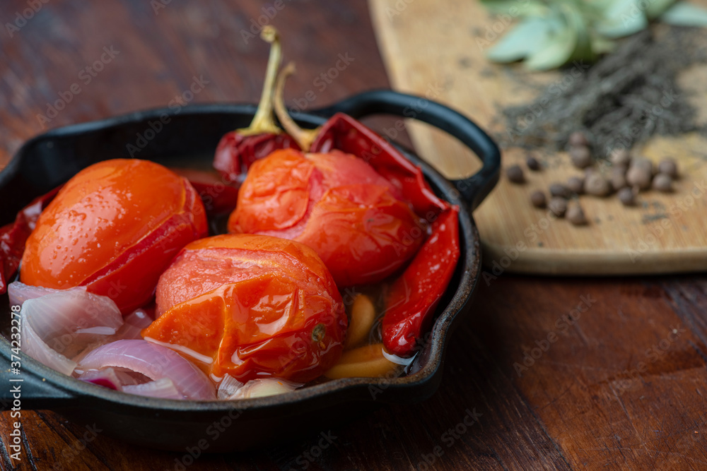 Salsa mexicana de tomate rojo chile guajillo para guisado picante ...