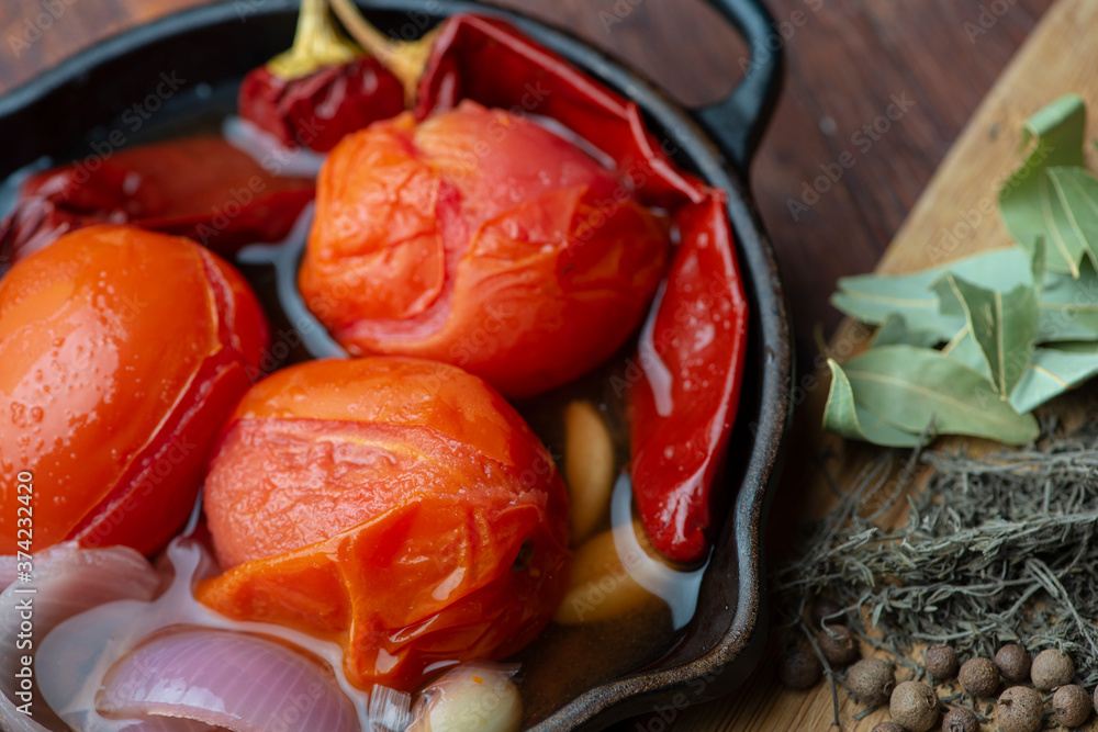 Salsa mexicana de tomate rojo chile guajillo para guisado picante ...