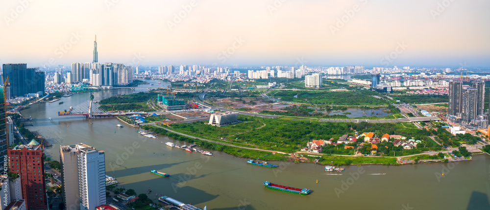 Foto de Panorama High view Saigon skyline when the sun shines down ...