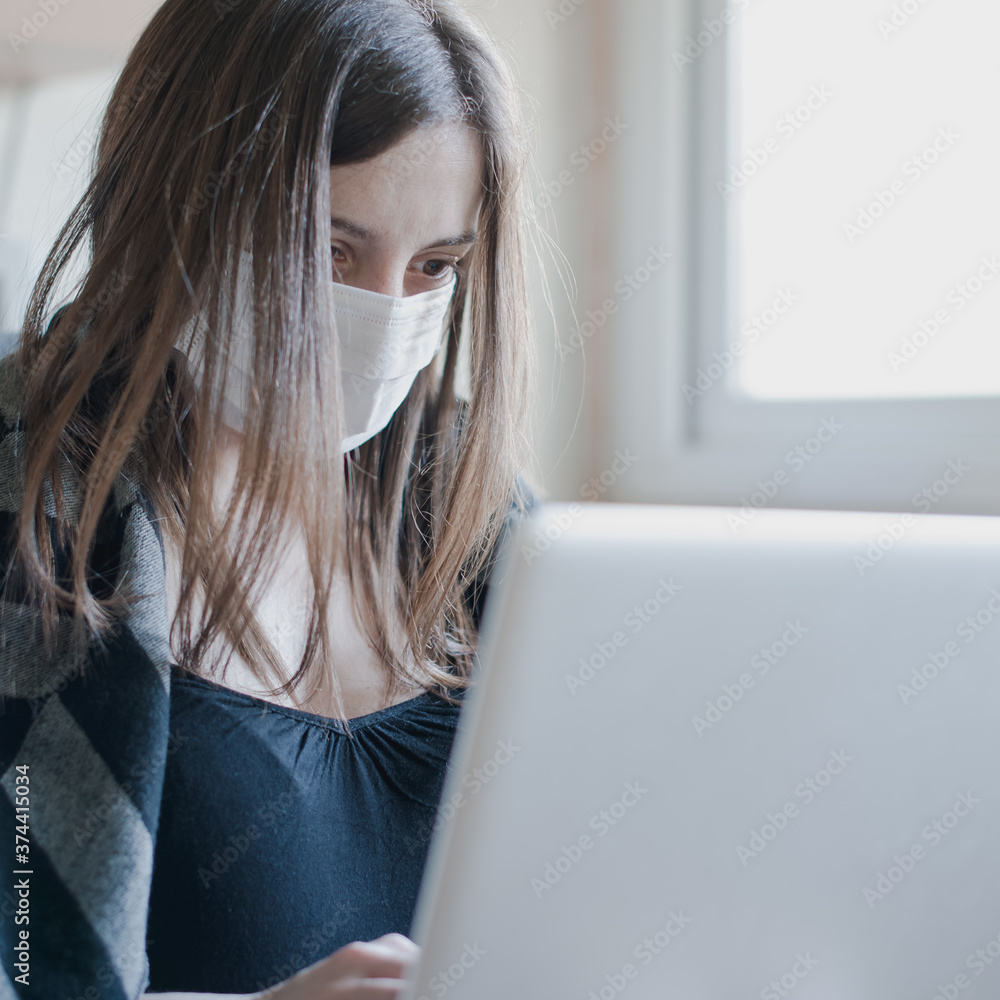 Mujer ejecutiva con gafas y mascarilla higiénica teletrabajando con un ...