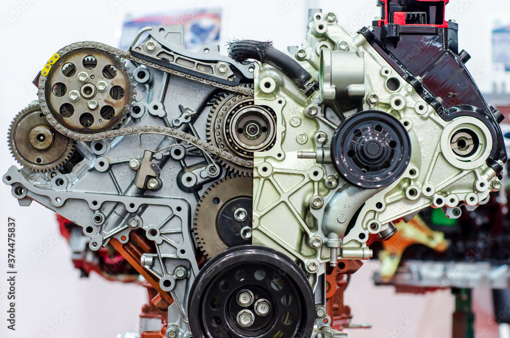 Timing chain on a gears from a car engine foto de Stock | Adobe Stock