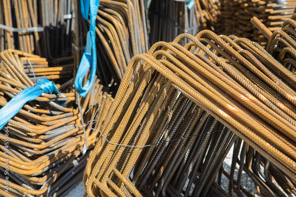 Auf der Baustelle: Betonstahl für das Errichten von Bauwerken aus ...