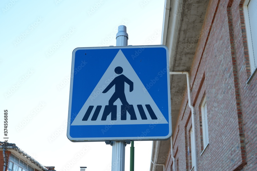 Señal de tráfico, paso de peatones Stock Photo | Adobe Stock