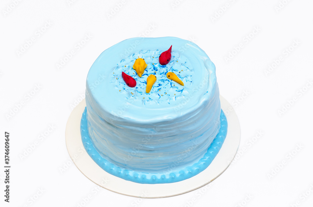 Pastel azul decorado con peces de fondant. Aislado sobre fondo blanco ...