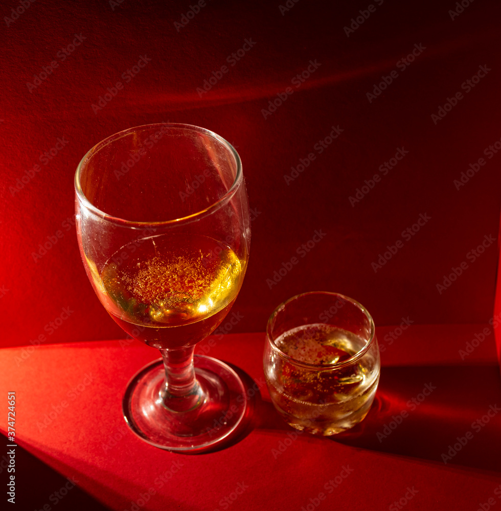 copa y vaso con ron servido en un bar elegante. Esta foto tiene un ...