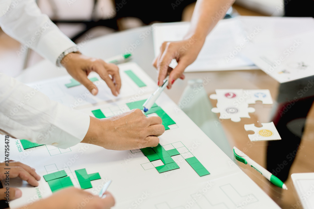 Resolviendo problemas empresariales en equipo Stock Photo | Adobe Stock