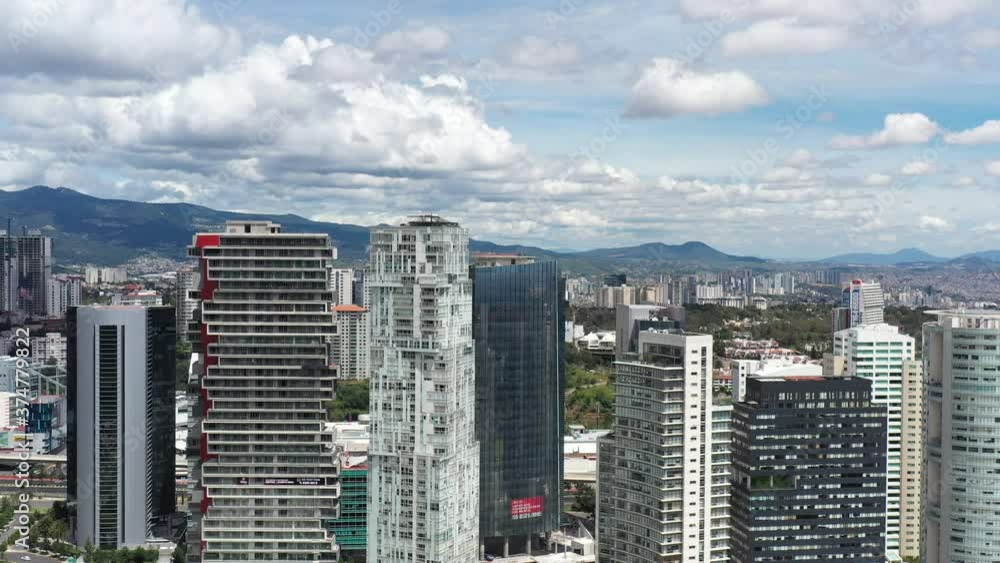 Video „Espectacular vista aérea del skyline frente al Parque la ...