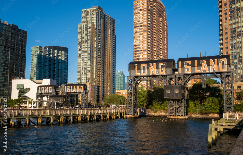 Gotham - Long Island City Waterfront at Gantry State Park Piers Stock ...